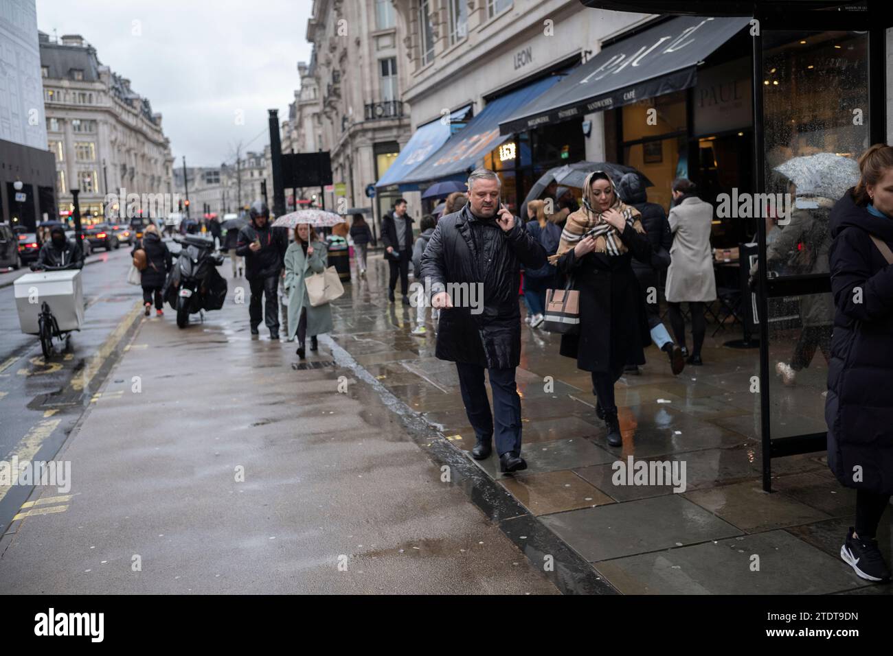 Christmas shoppers in Oxford Circus on a wet winters day, London ...