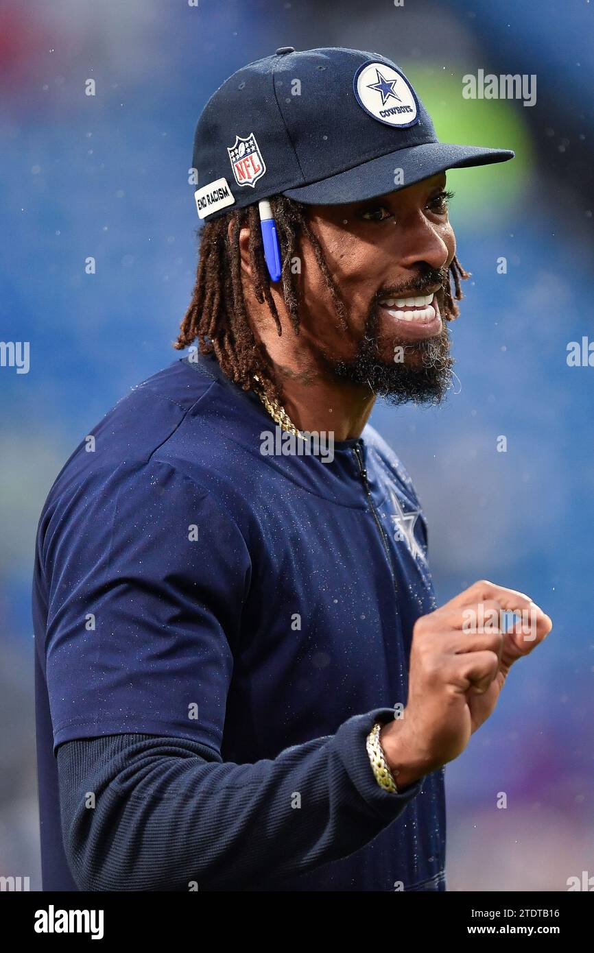 Dallas Cowboys defensive backs coach Al Harris watches warm ups before ...