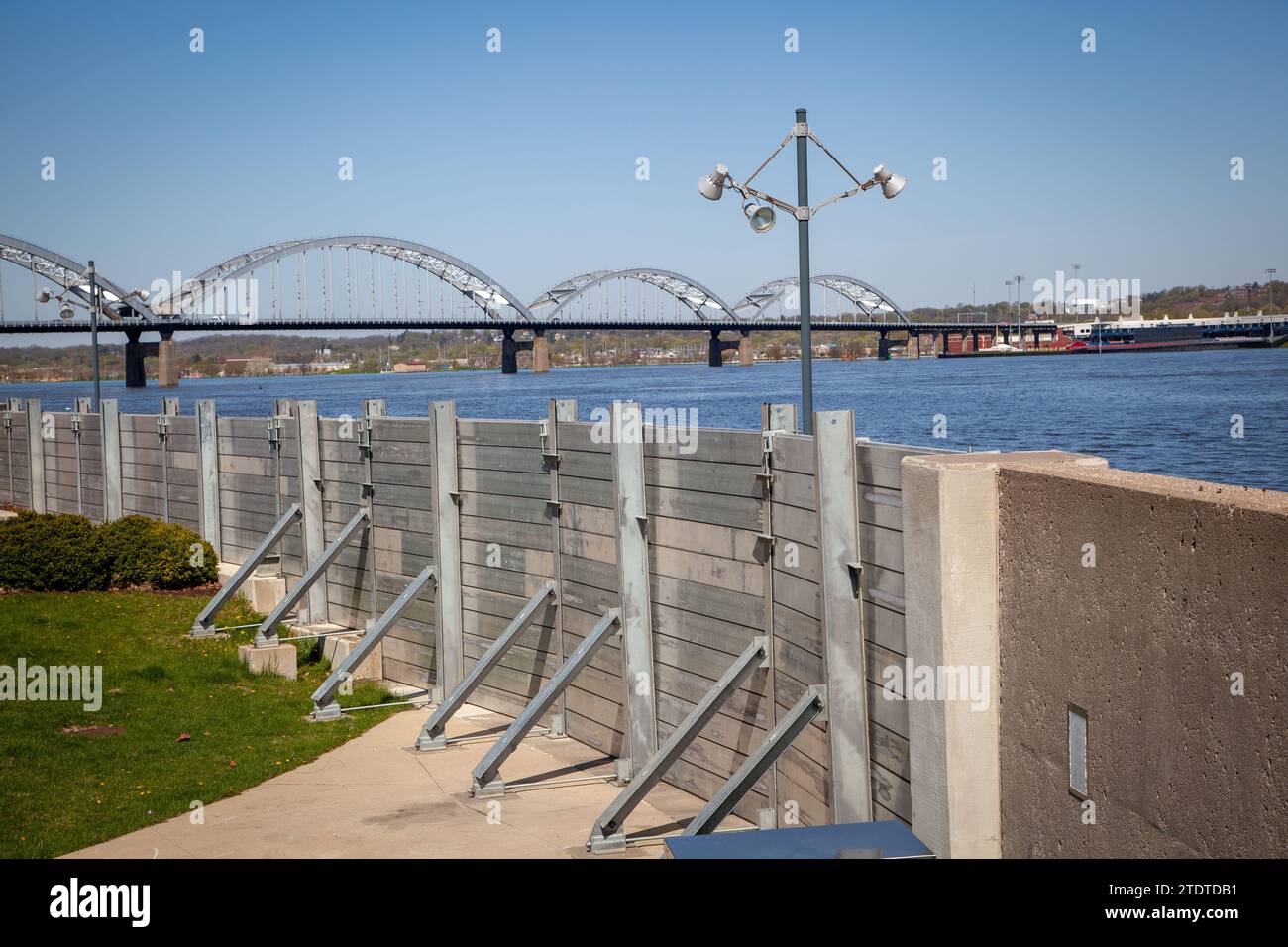 Temporary flood walls along the Mississippi River Stock Photo - Alamy