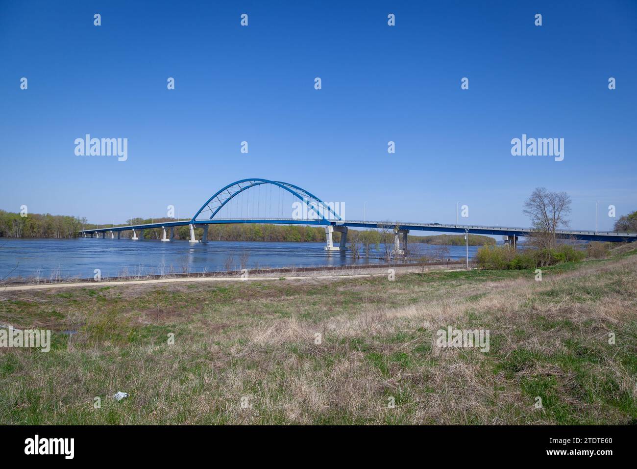 Steep bridge crossing the Mississippi River Stock Photo - Alamy