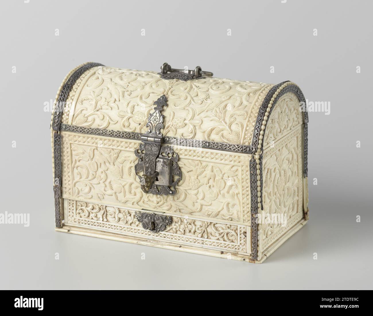 Ivory box with silver batter. Completely covered with symmetrical ...