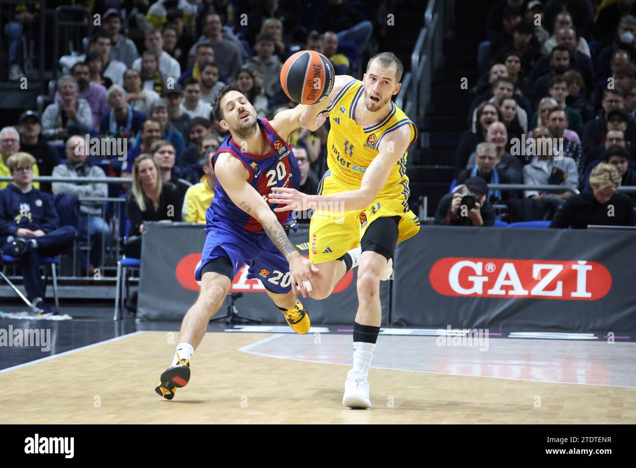 Berlin, Deutschland. 19th Dec, 2023. 19.12.2023, Mercedes-Benz-Arena ...