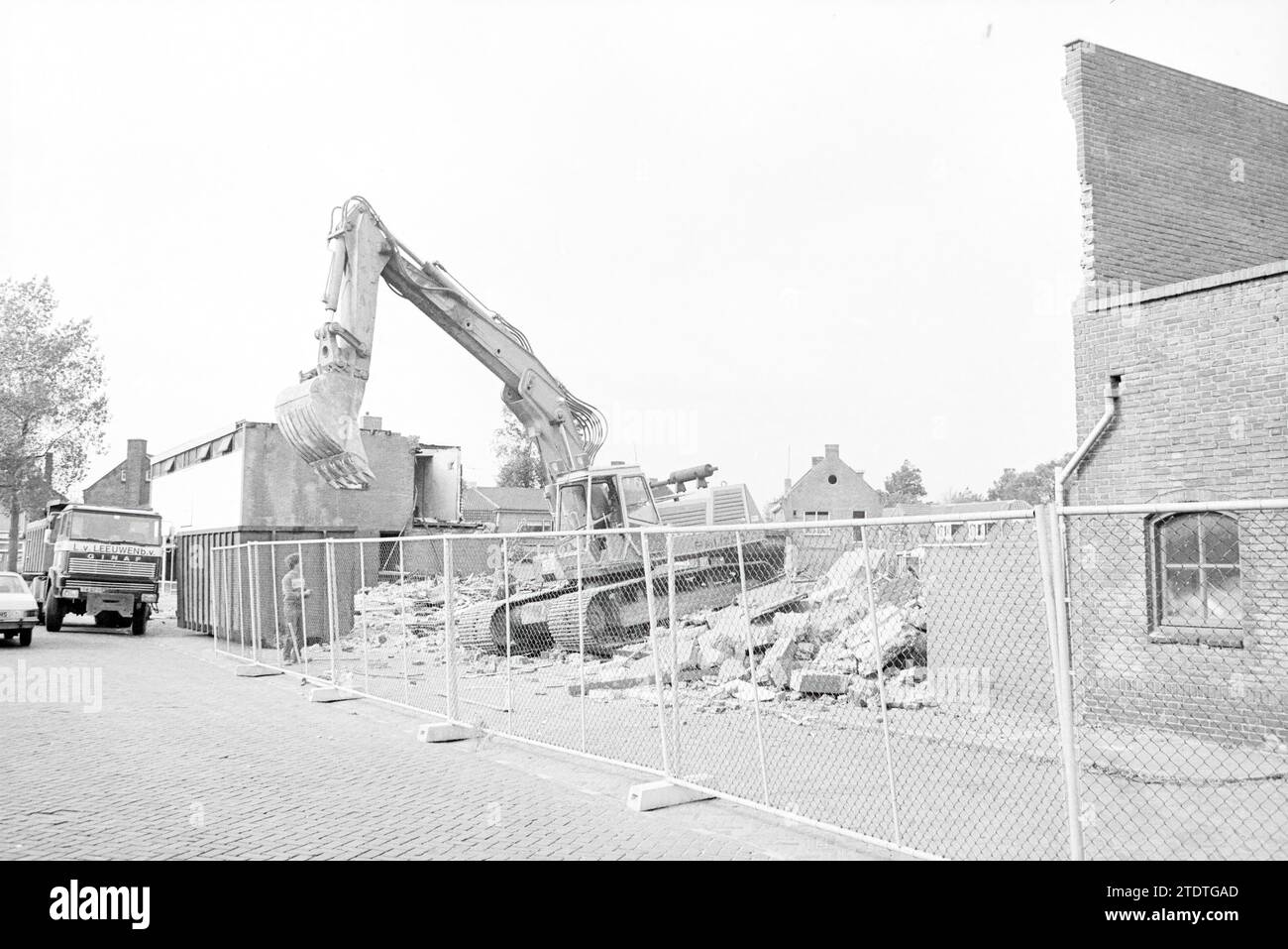 Demolishing building demolition hi-res stock photography and images - Alamy