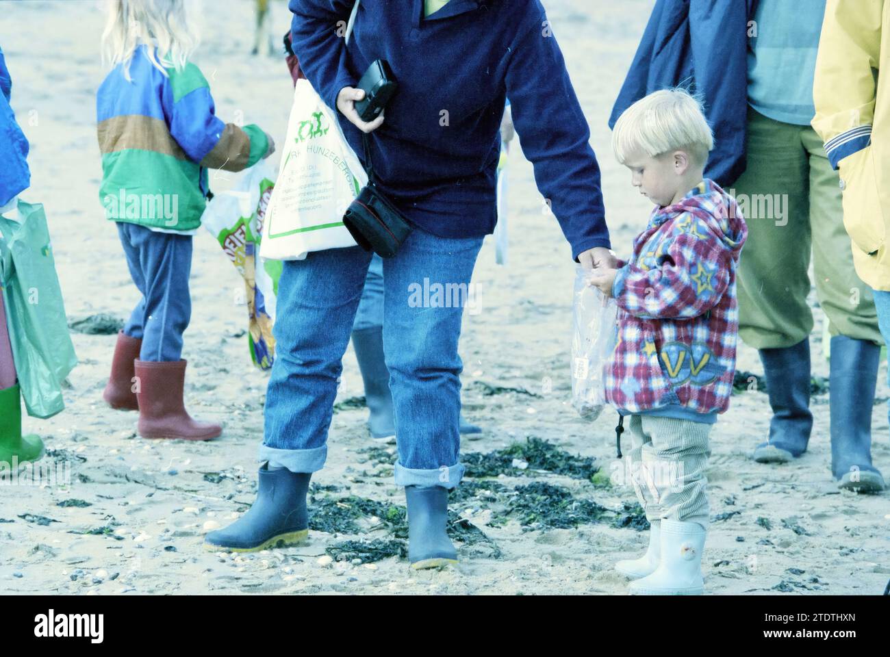 Beachcombing along the high tide line, Zandvoort, Zandvoort, 31-07-1998 ...