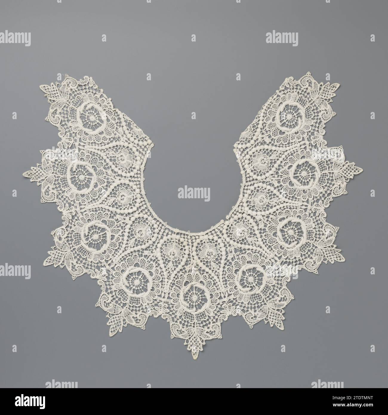 Machine collar with nine circular flowers between ten roses in reverse ...