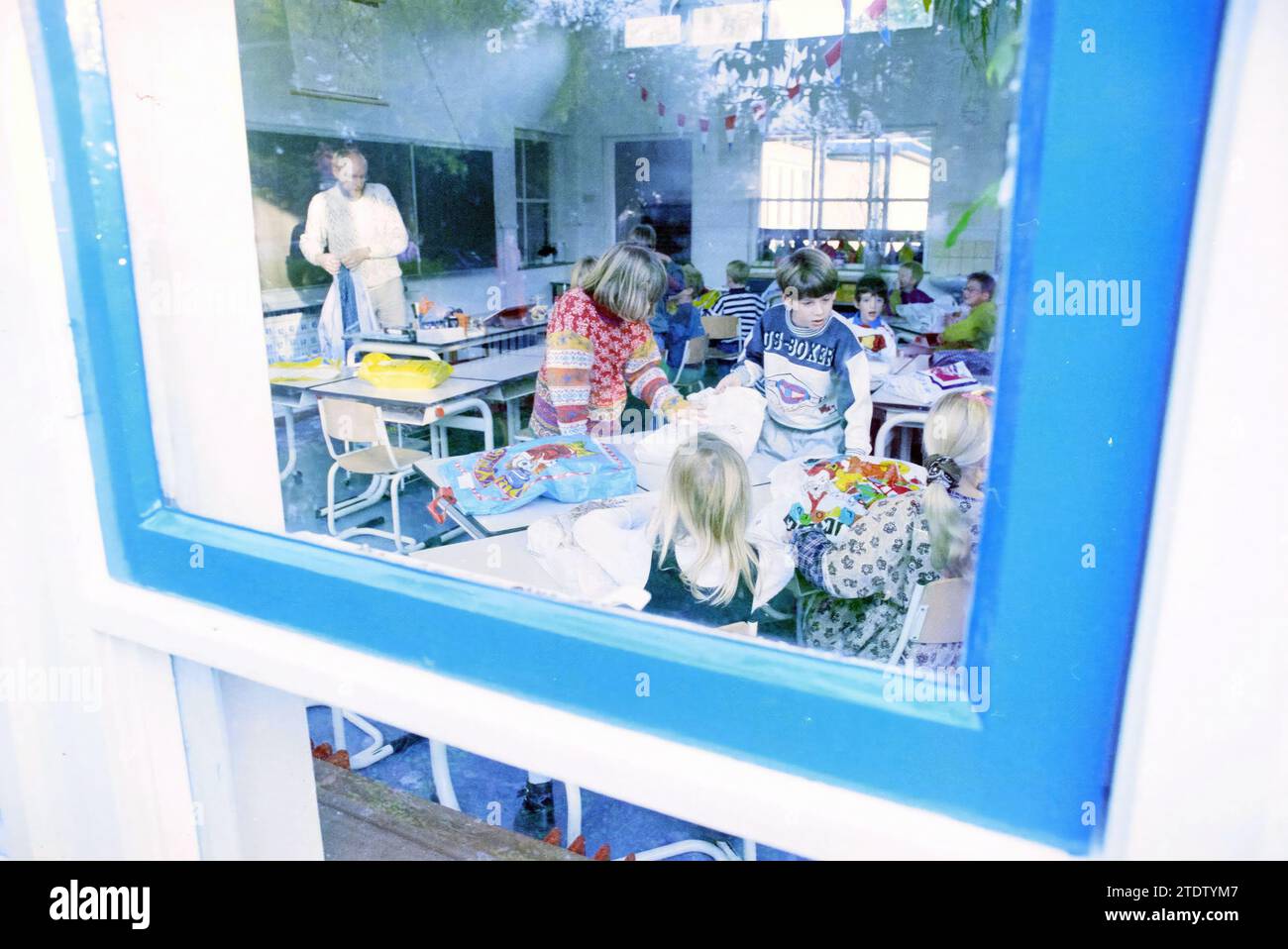 Primary school children in a classroom, 00-10-1994, Whizgle News from ...