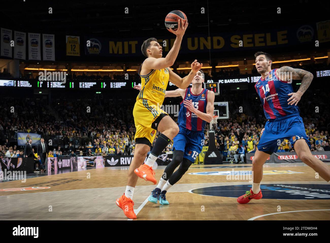 Matteo Spagnolo (Alba Berlin, #3), Willy Hernangomez (FC Barcelona, #14 ...