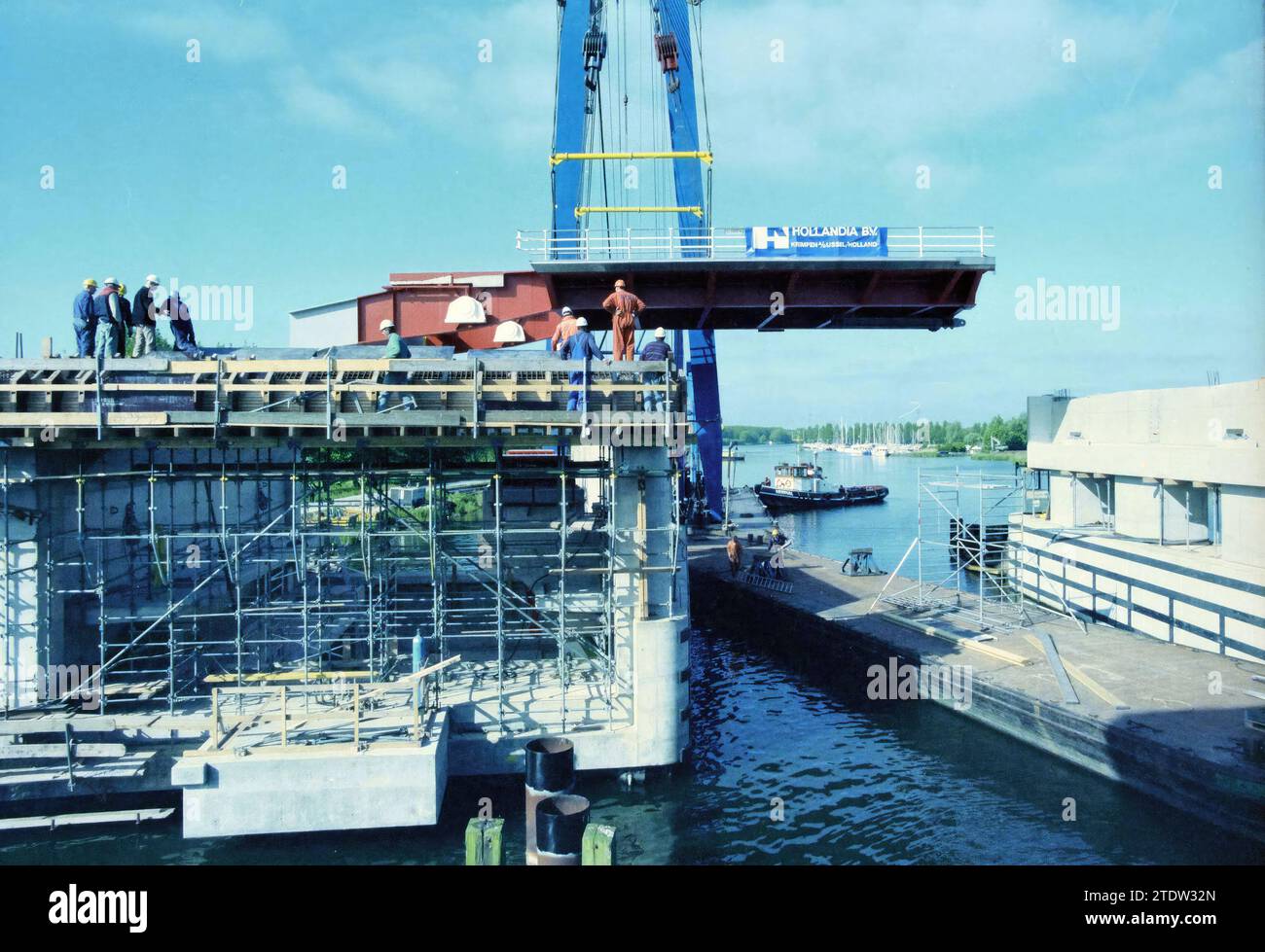 Installing the valve of the bridge over Zijkanaal C, 29-05-1997 ...