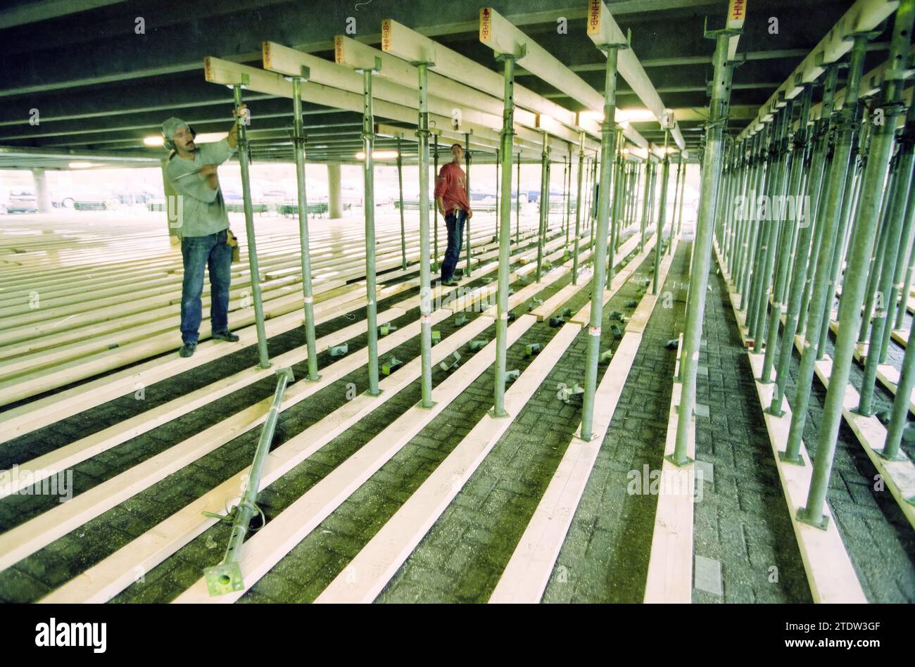 Shoring up cars hi-res stock photography and images - Alamy