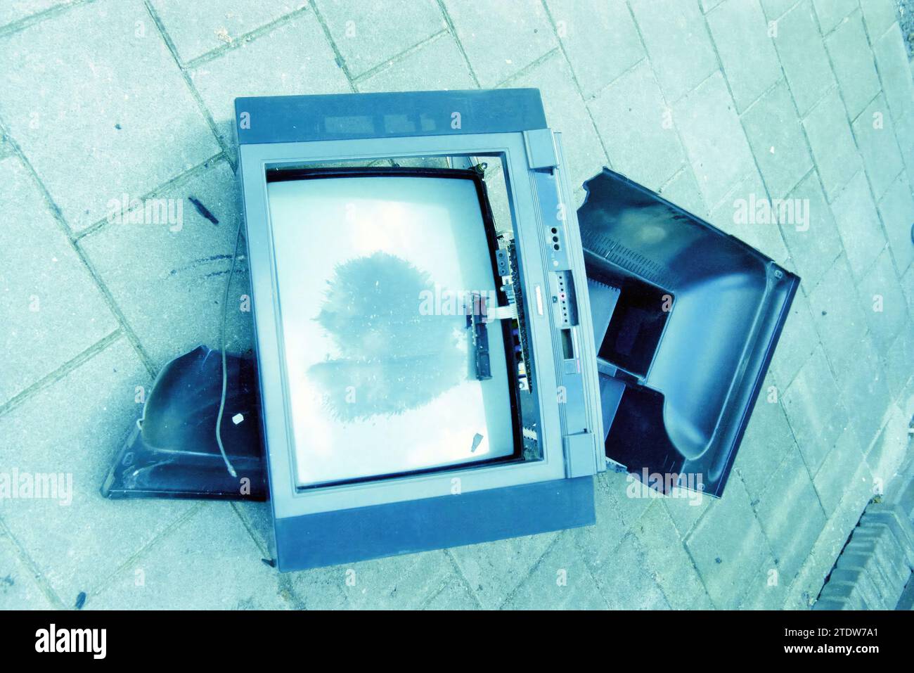 Throwing tv off balcony hi-res stock photography and images - Alamy