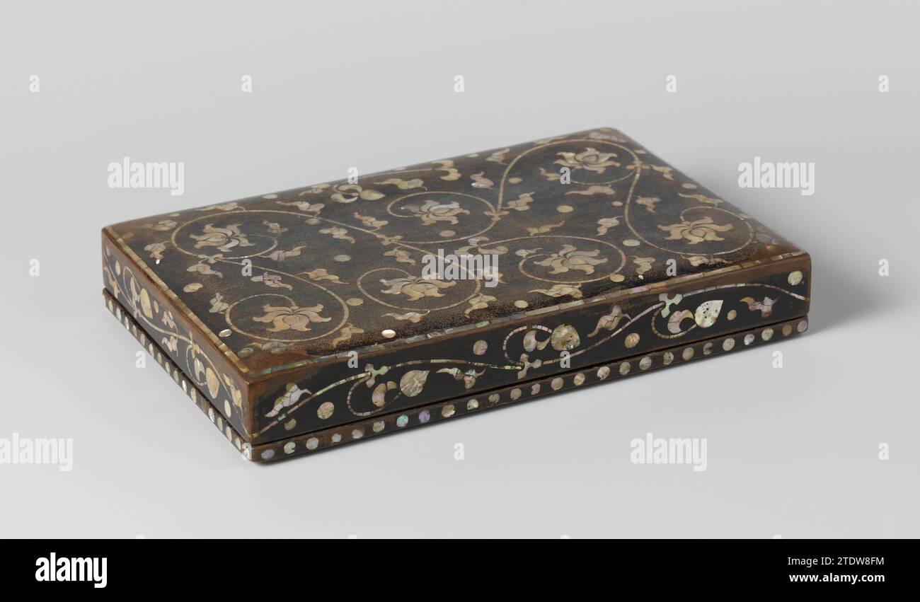 Box, anonymous, c. 1500 - c. 1700 Lacquer box with lid, inlaid with ...