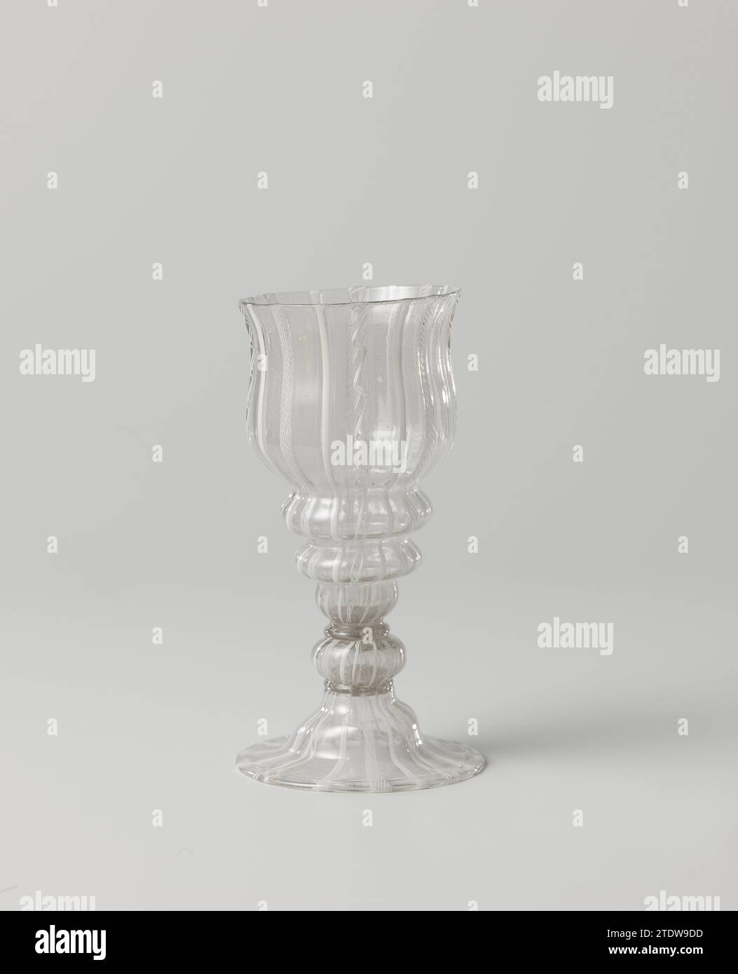 Bokaal of filigree glass, anonymous, c. 1590 - c. 1650 Bokaal on curved ...