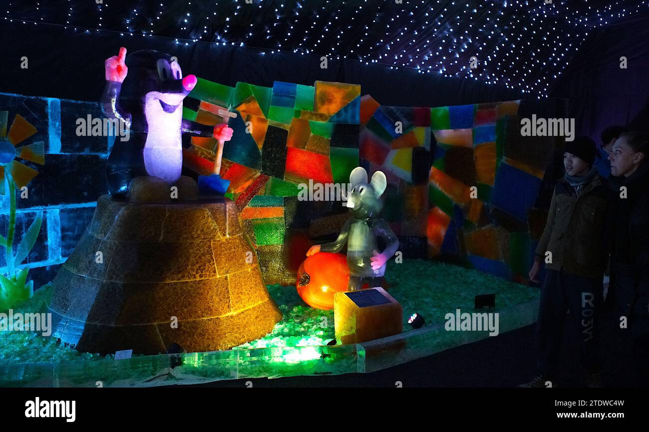 Prague, Czech Republic. 19th Dec, 2023. Visitors view the ice sculpture ...