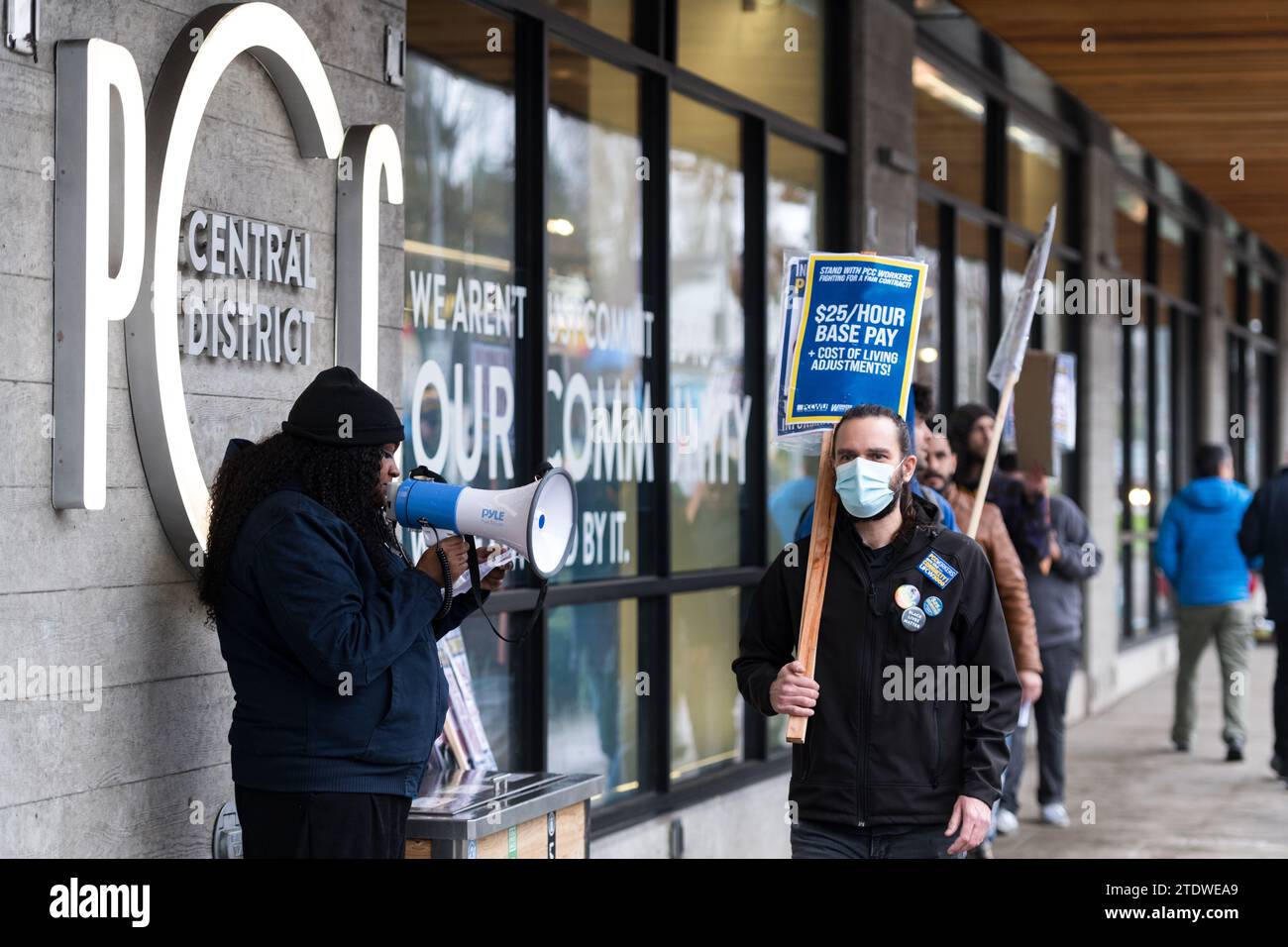 Seattle, USA. 19th Dec 2023. PCC grocery workers rallying and ...