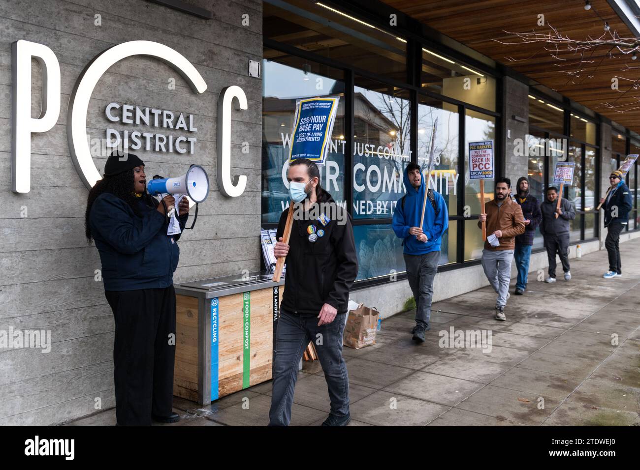 Seattle, USA. 19th Dec 2023. PCC grocery workers rallying and ...