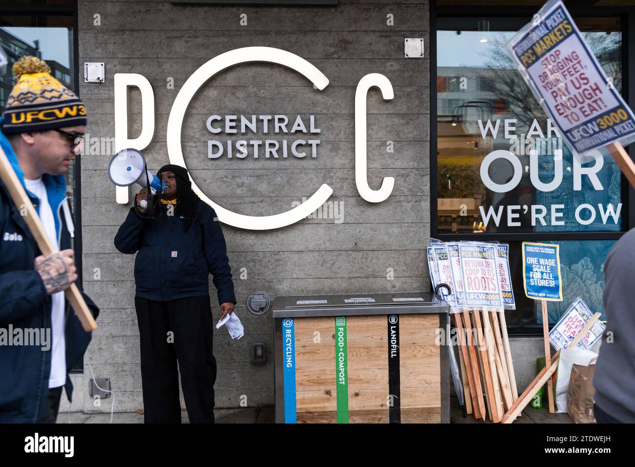 Seattle, USA. 19th Dec 2023. PCC grocery workers rallying and ...