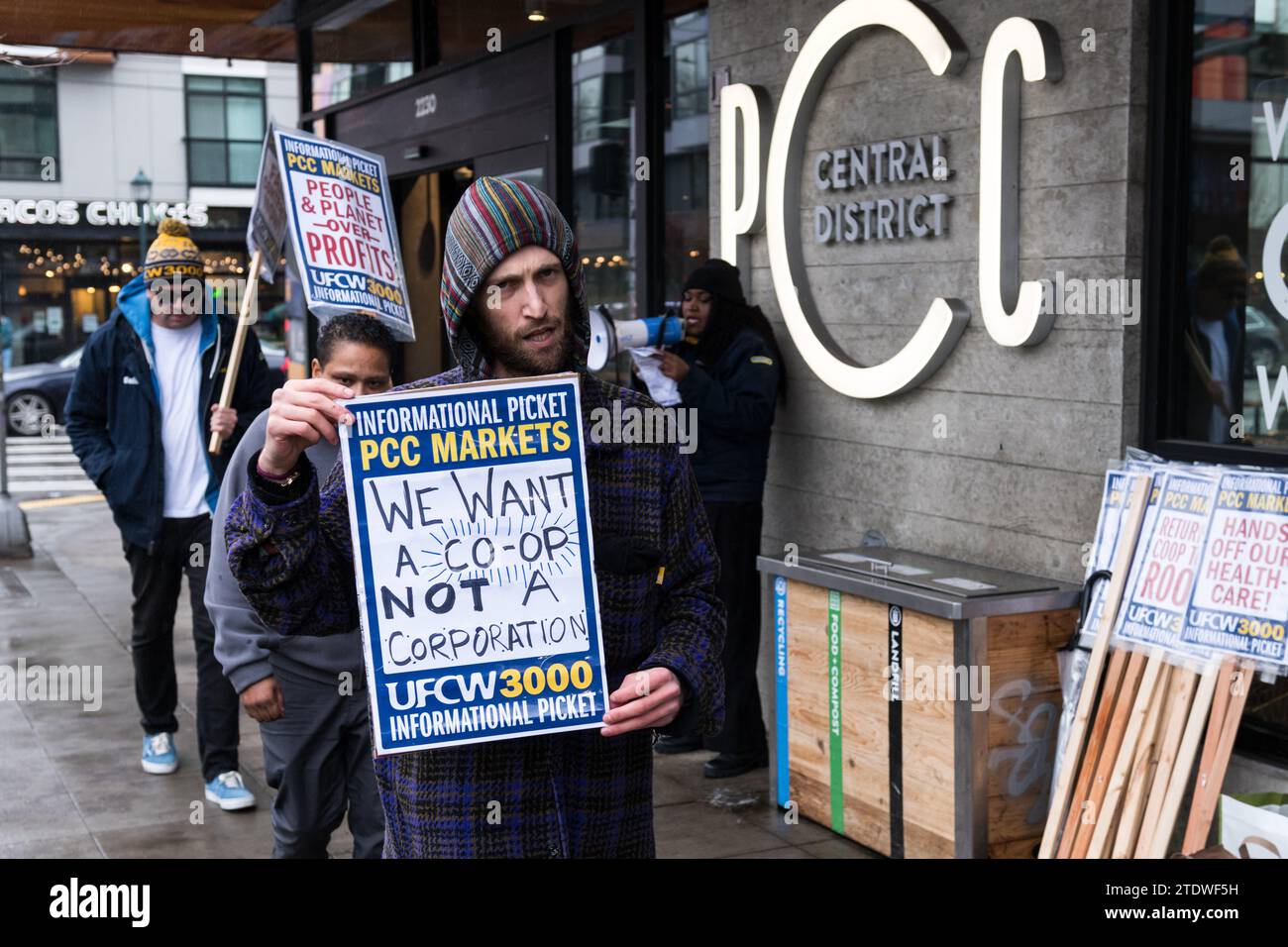 Seattle, USA. 19th Dec 2023. PCC grocery workers rallying and ...