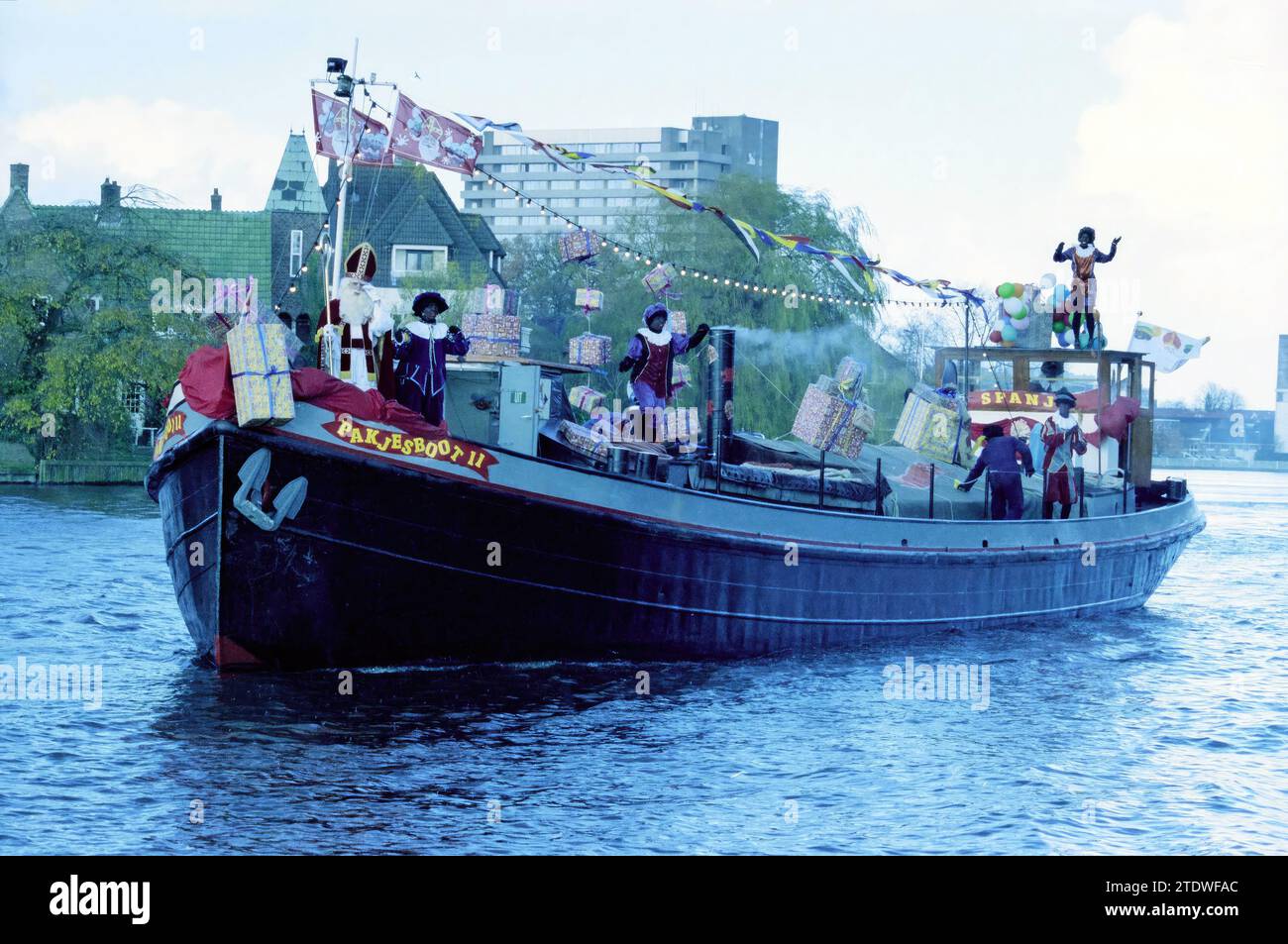 Arrival of the Pakjesboot Sint Nicolaas, 27-11-2001, Whizgle News from ...