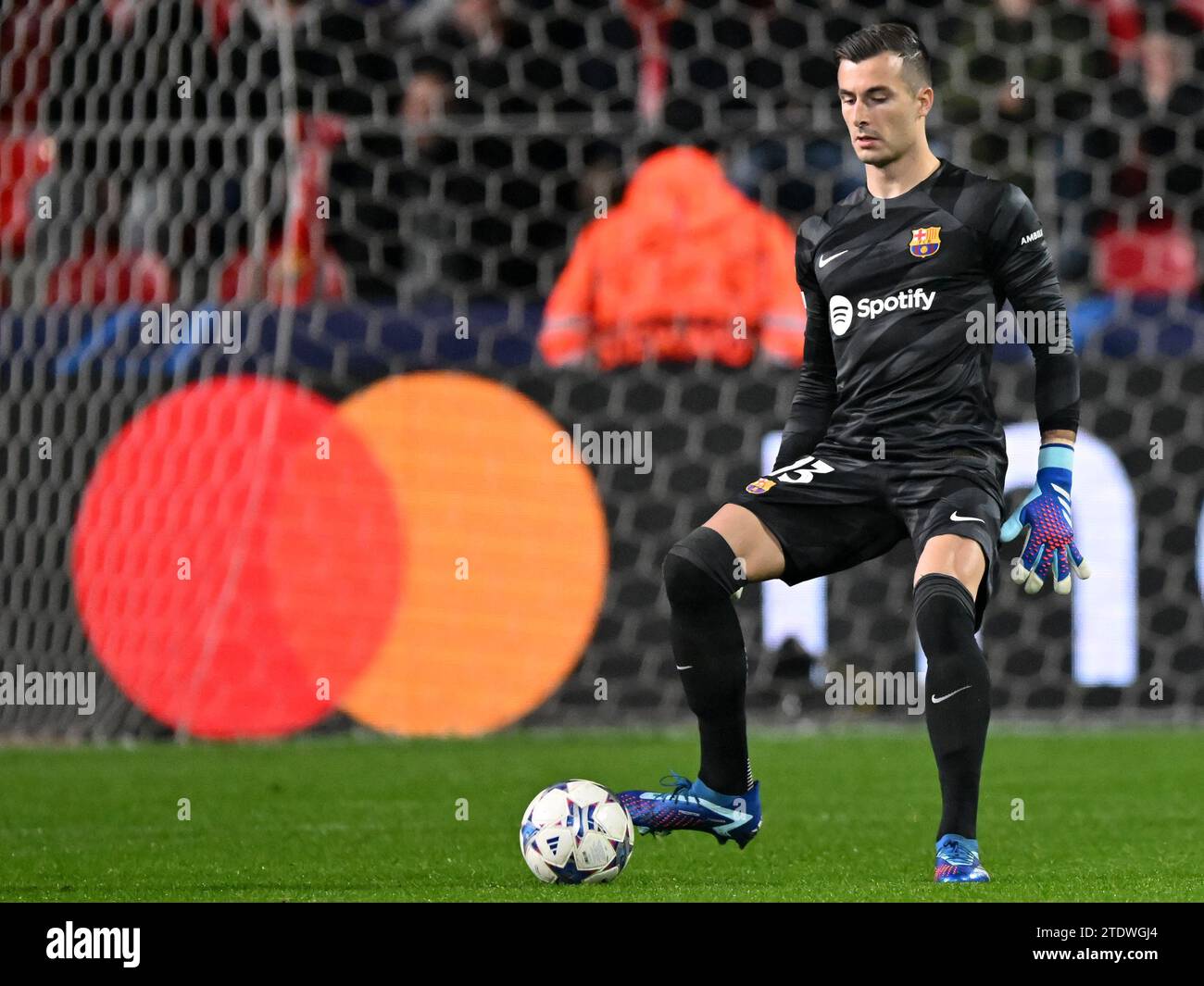 ANTWERP - FC Barcelona goalkeeper Inaki Pena during the UEFA Champions ...