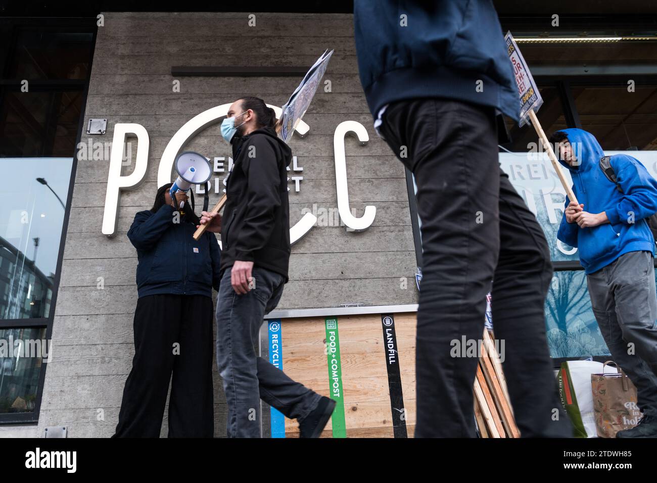 Seattle, USA. 19th Dec 2023. PCC grocery workers rallying and ...