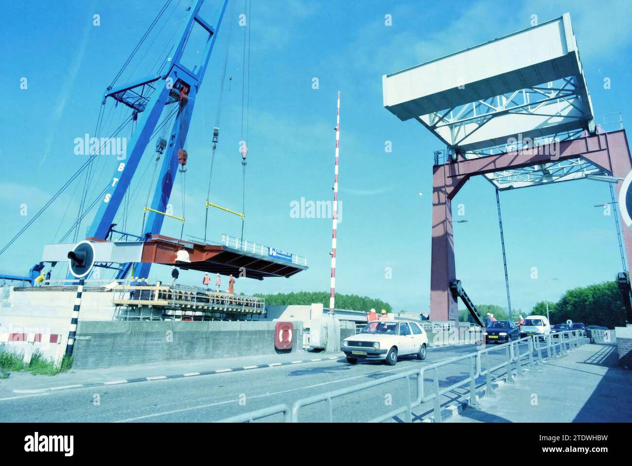 Installing the valve of the bridge over Zijkanaal C, 29-05-1997 ...