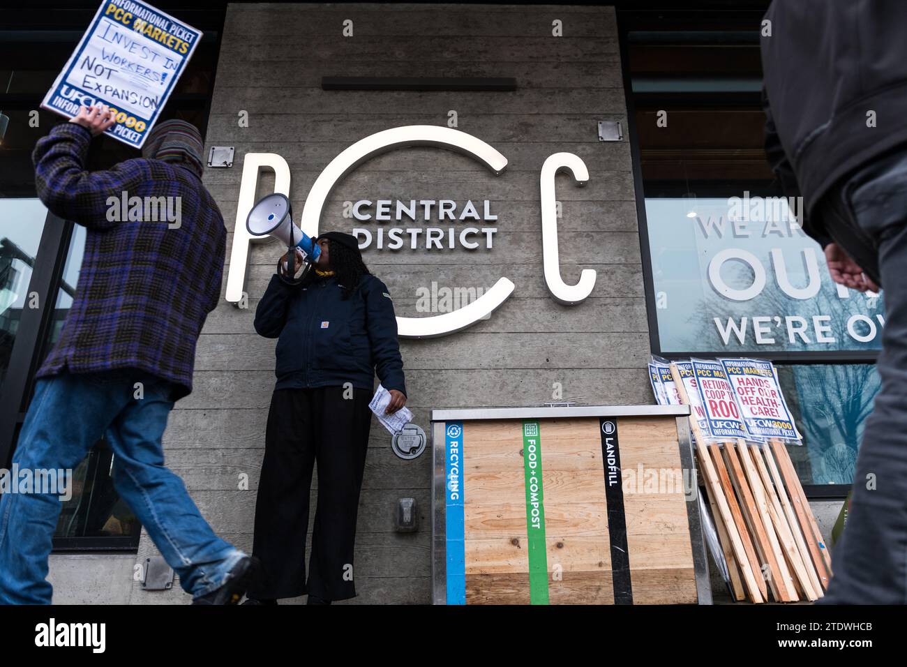 Seattle, USA. 19th Dec 2023. PCC grocery workers rallying and ...