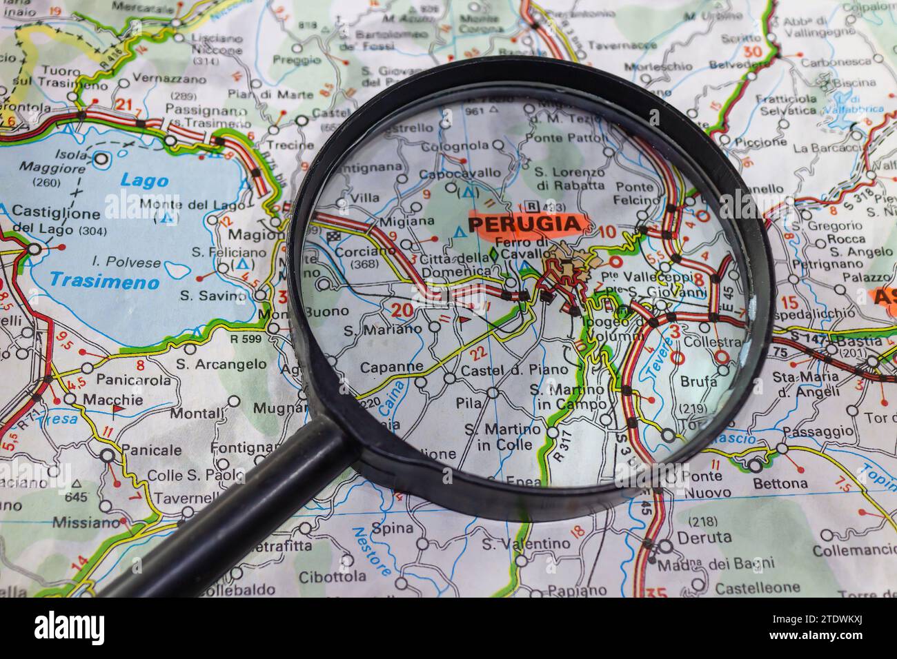 Map of Italy with magnifying glass focussing on Perugia Stock Photo - Alamy