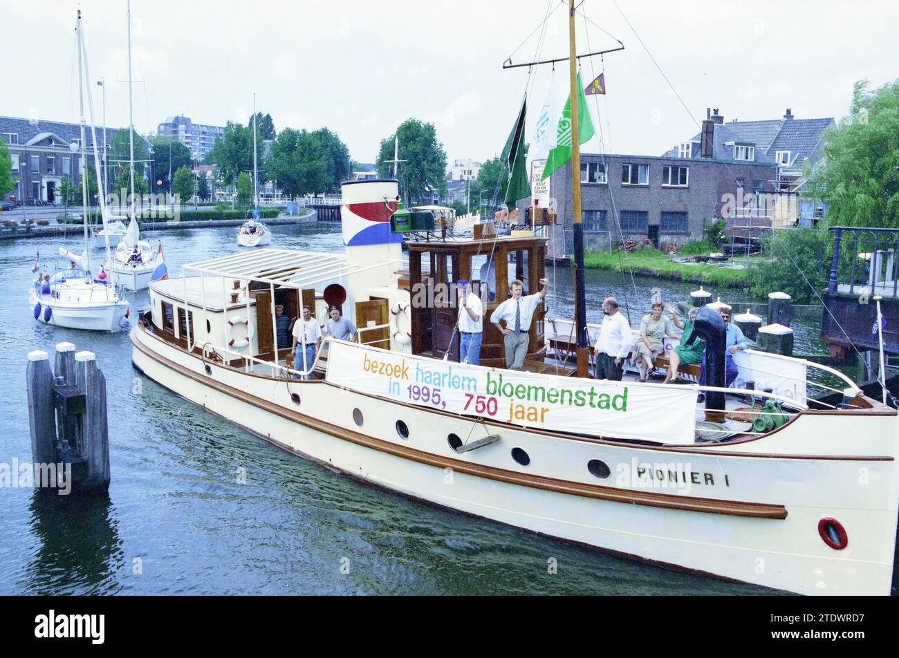 Steamboat pioneer through Spaarne, 28-06-1994, Whizgle News from the ...