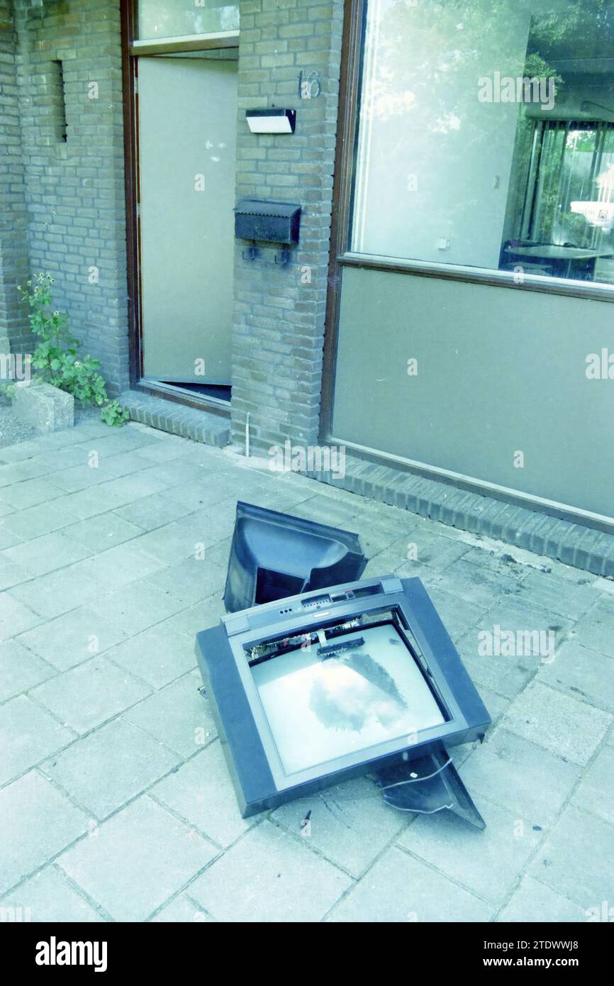 Throwing tv off balcony hi-res stock photography and images - Alamy