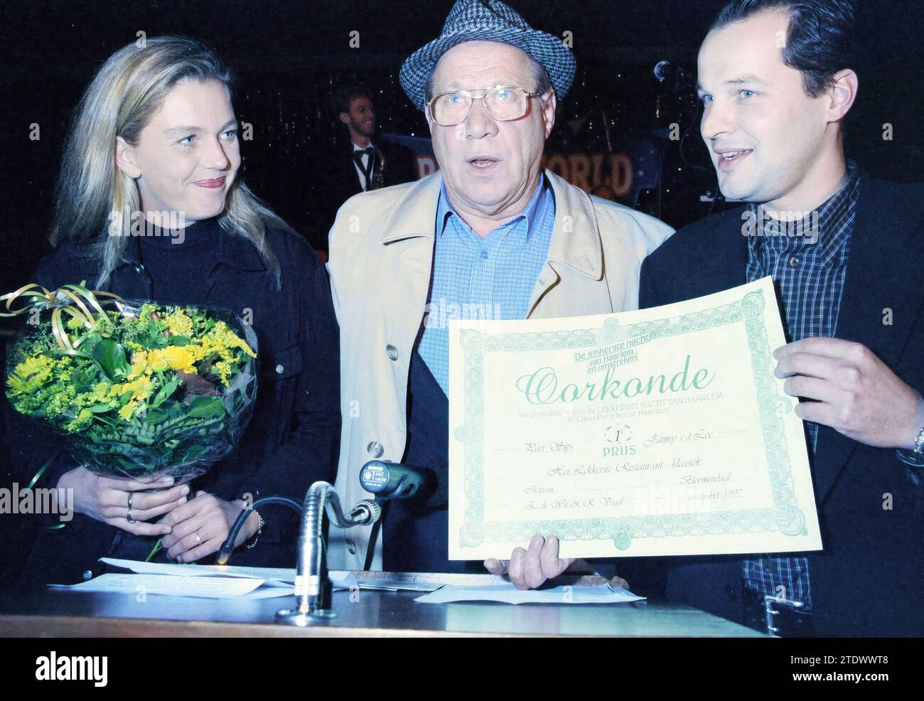 Award ceremony at the 'Best Night in Haarlem', check for 1000 guilders ...