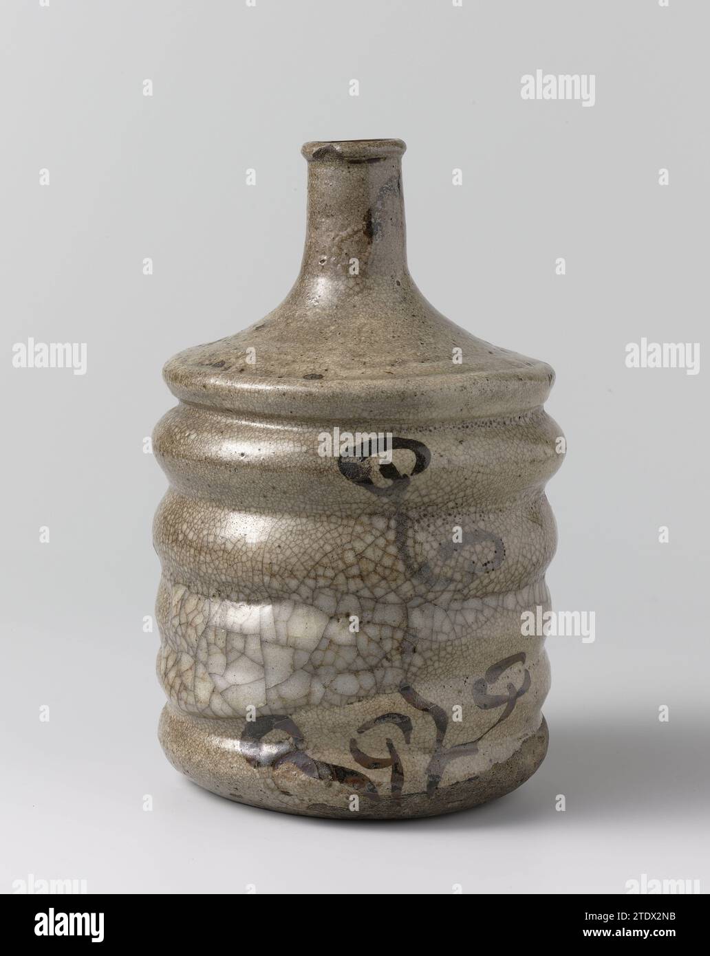 Sake bottle with flowering plants, anonymous, c. 1600 - c. 1699 Sakefles of Steengoed with a ...