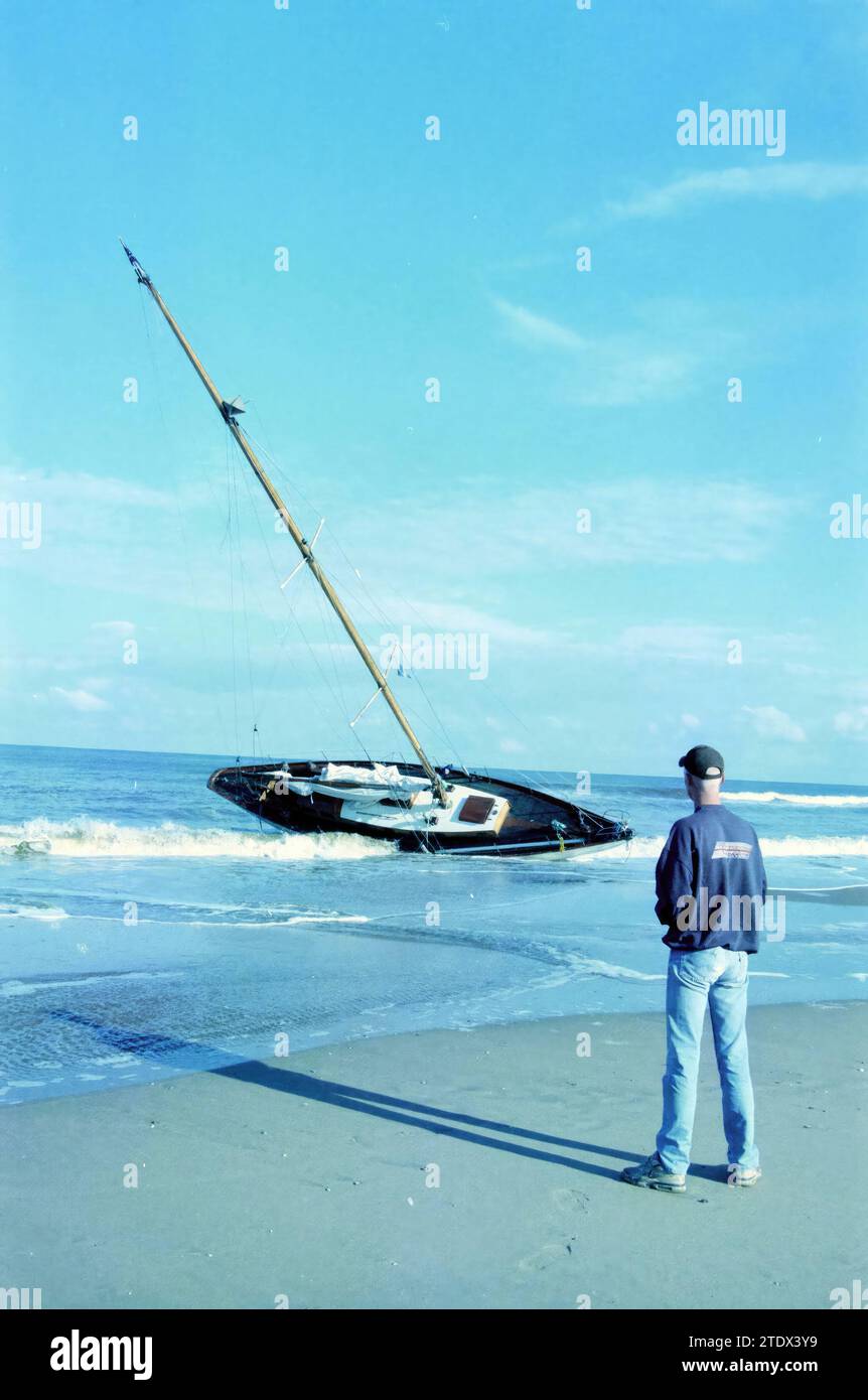 Stranded sailing yacht, Zandvoort, Zandvoort, 20-08-2000, Whizgle News ...