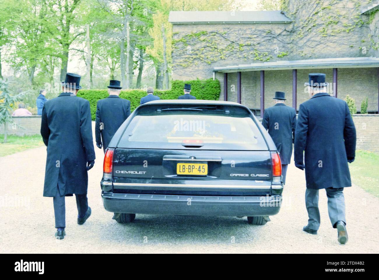 Lonely funeral, 12-05-1996, Whizgle News from the Past, Tailored for ...