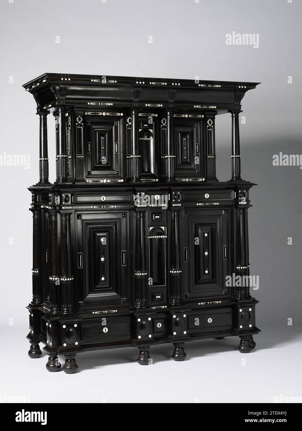 Niche doors hi-res stock photography and images - Alamy