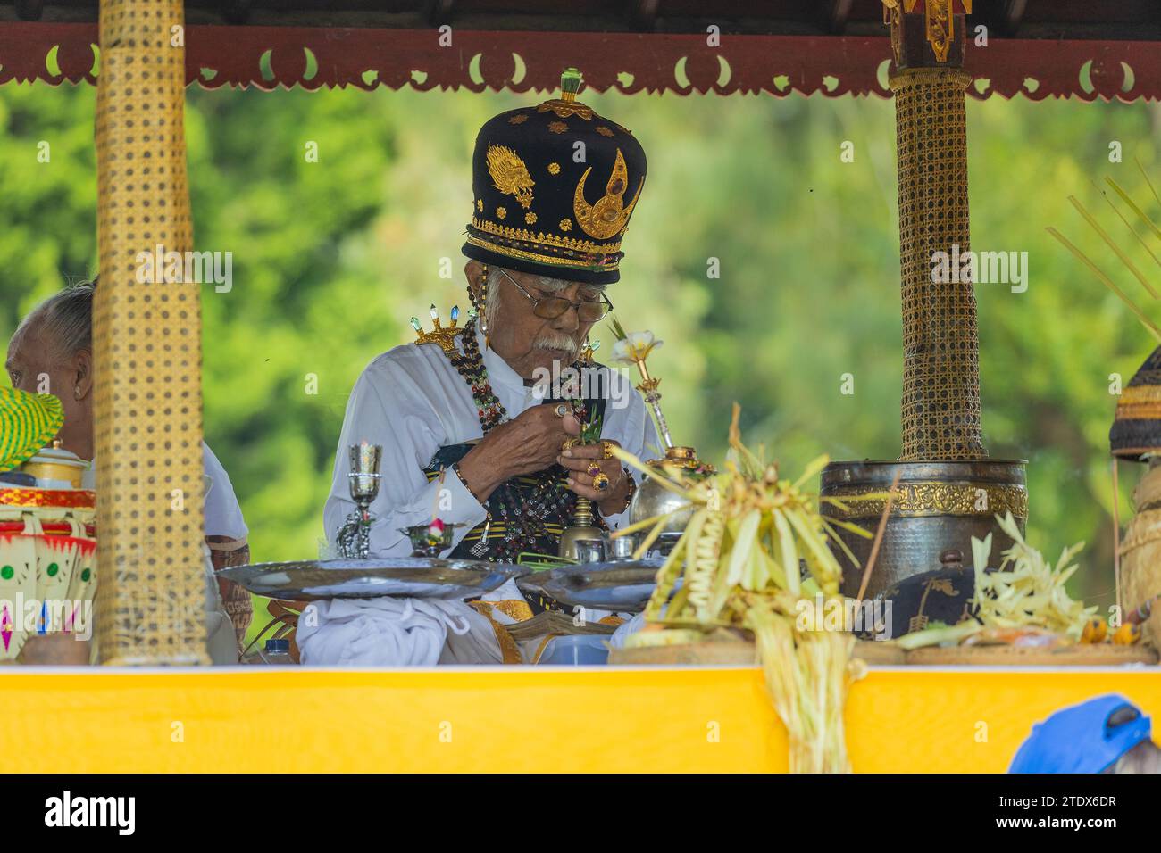Balinese people in Pura Ulun Danu Beratan, or Pura Bratan, a major ...