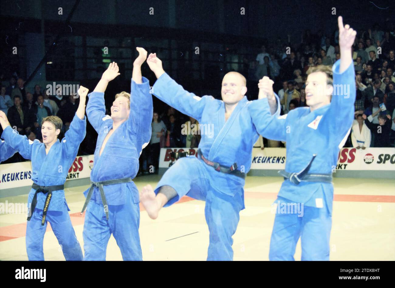 EC judo, judo players Kenamju greet the audience with a dance ...