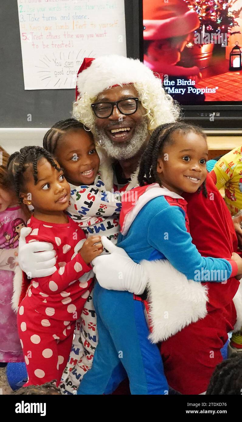 St. Louis, United States. 19th Dec, 2023. Santa Clause receives hugs ...