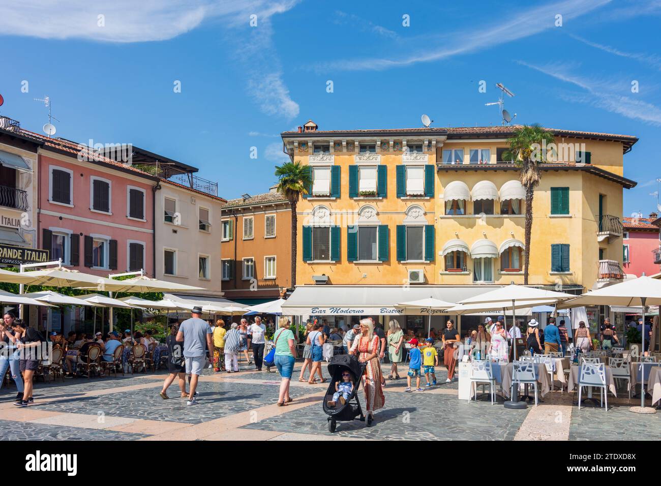 Piazza carducci sirmione hi-res stock photography and images - Alamy