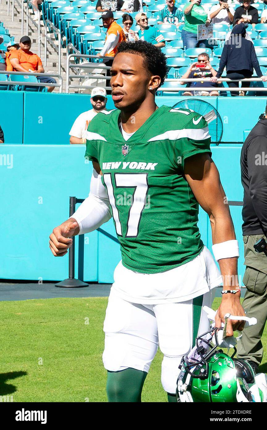 New York Jets wide receiver Garrett Wilson (17) walks onto the field ...