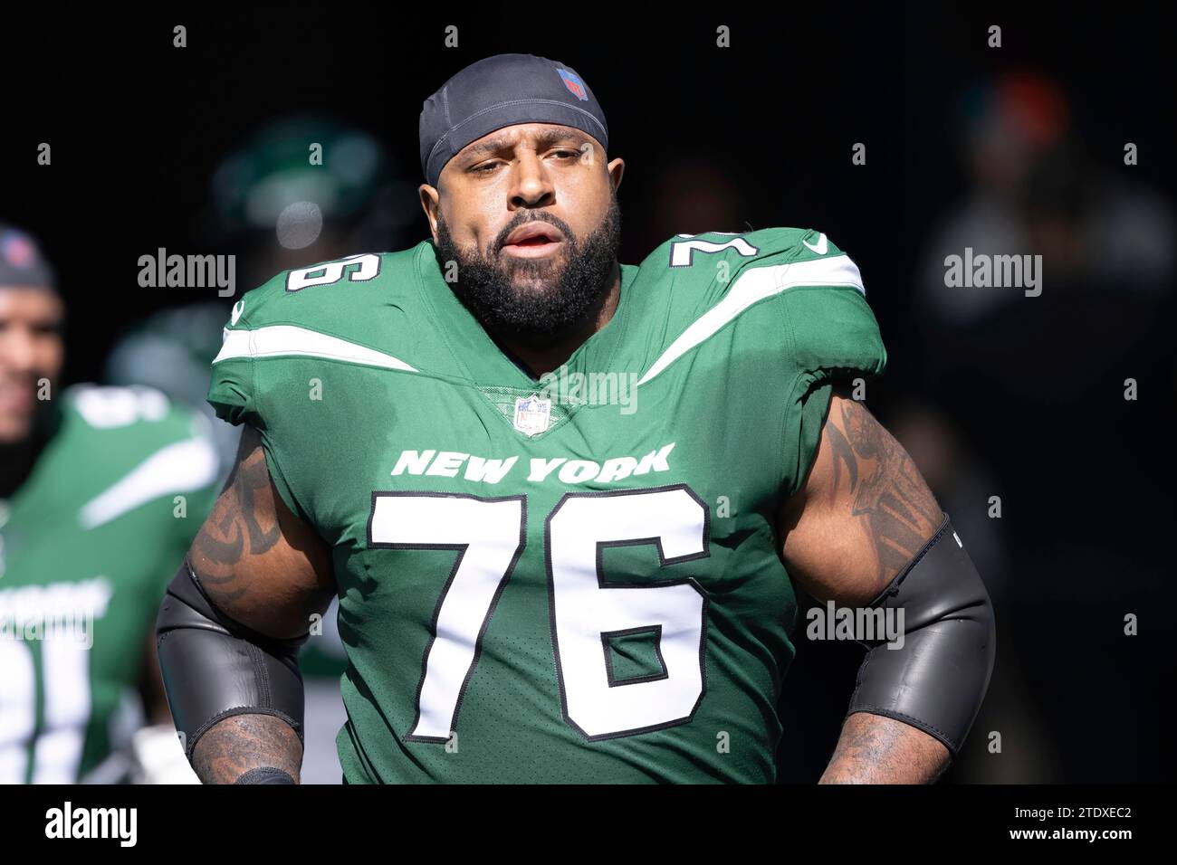 New York Jets tackle Duane Brown (76) runs onto the field before an NFL ...