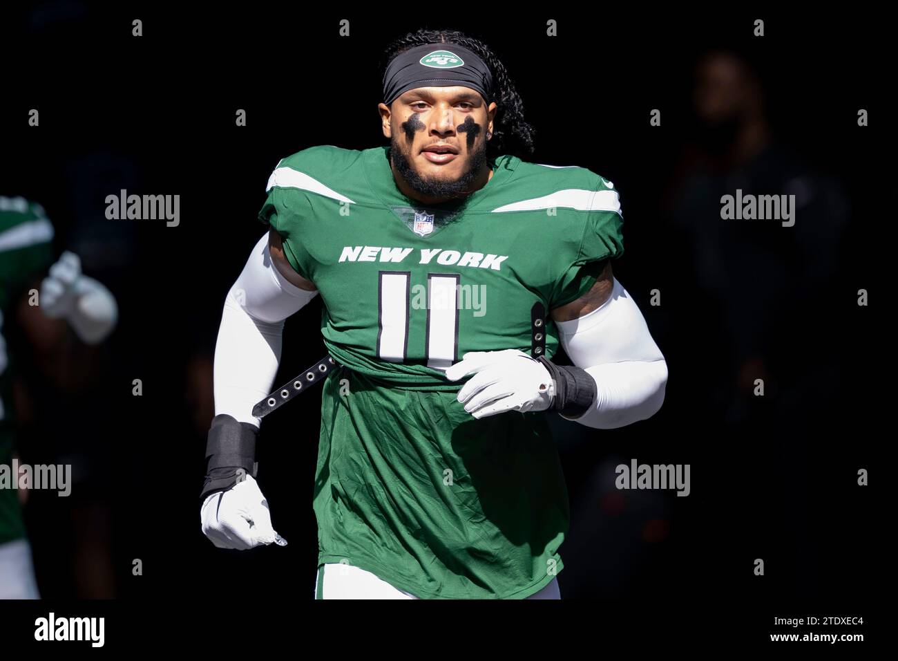 New York Jets linebacker Jermaine Johnson (11) runs onto the field ...