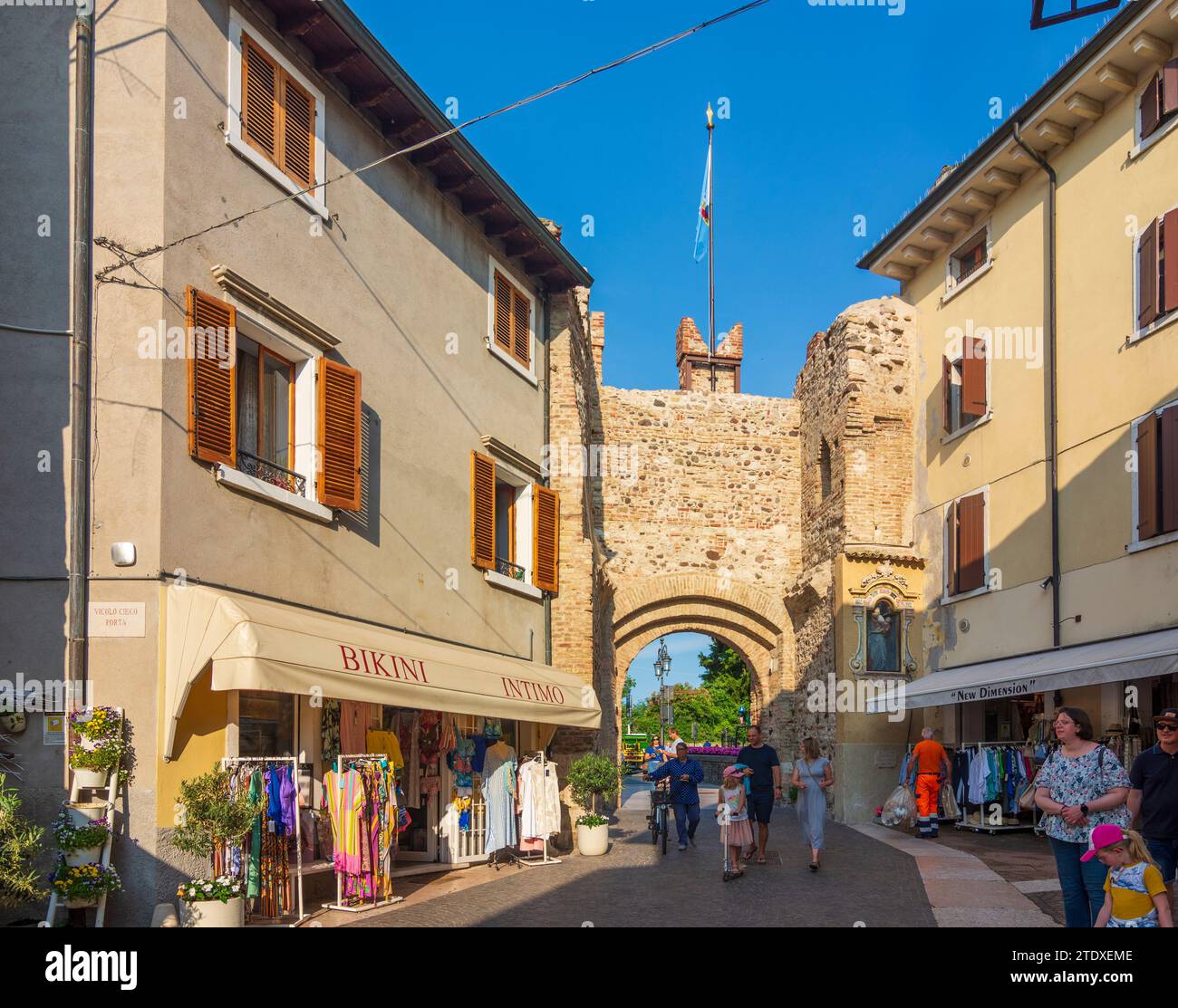 Lazise: Porta San Zeno, Medieval town gate in Verona, Veneto, Italy ...