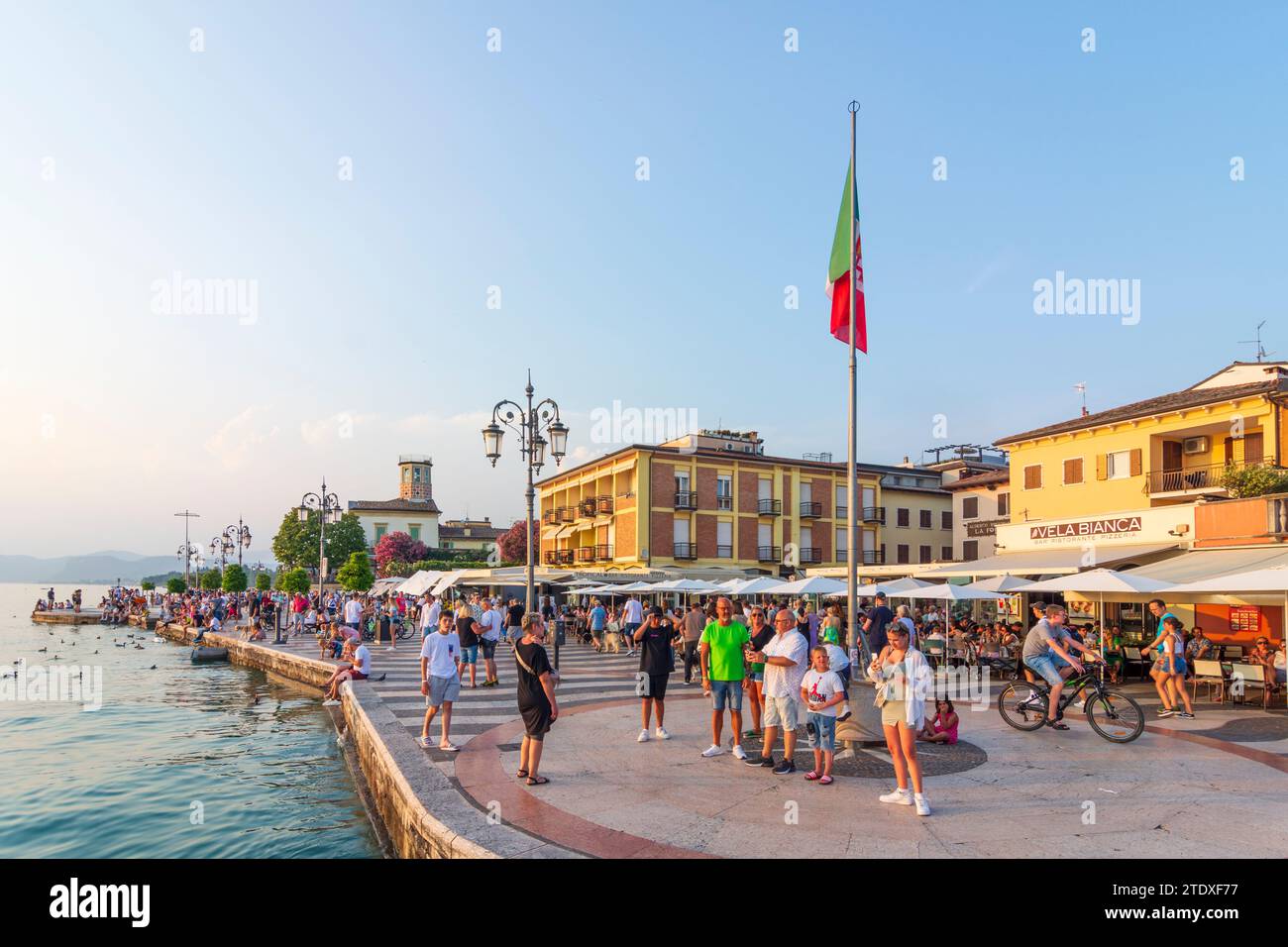 Lazise: Lago di Garda (Lake Garda), lakefront at sunset, many tourists ...