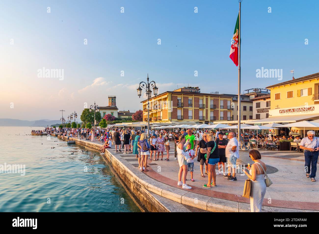 Lazise: Lago di Garda (Lake Garda), lakefront at sunset, many tourists ...