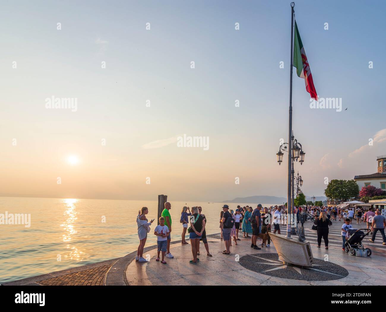 Lazise: Lago di Garda (Lake Garda), lakefront at sunset, many tourists ...