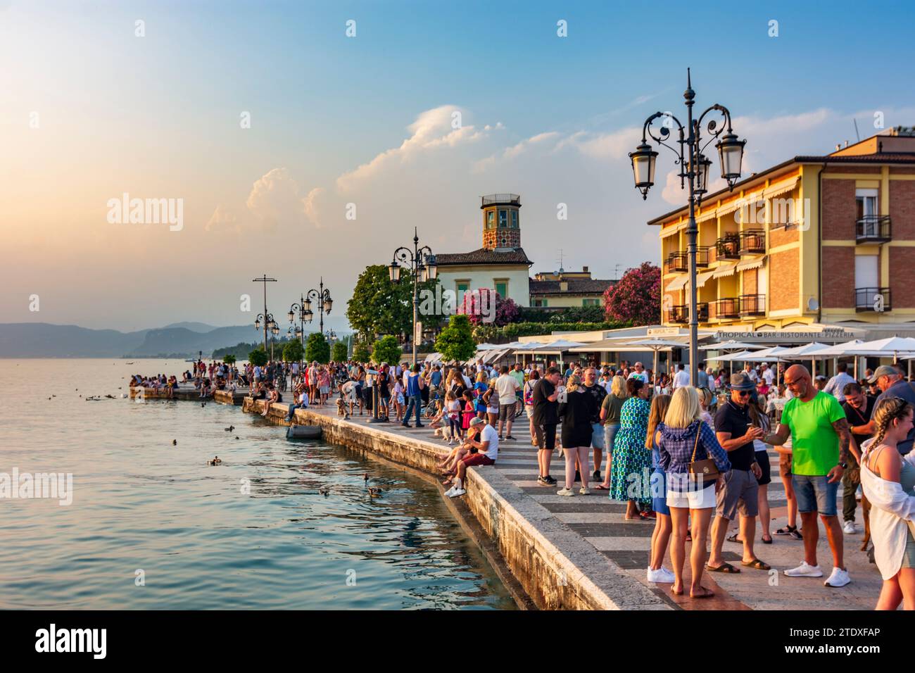 Lazise: Lago di Garda (Lake Garda), lakefront at sunset, many tourists ...