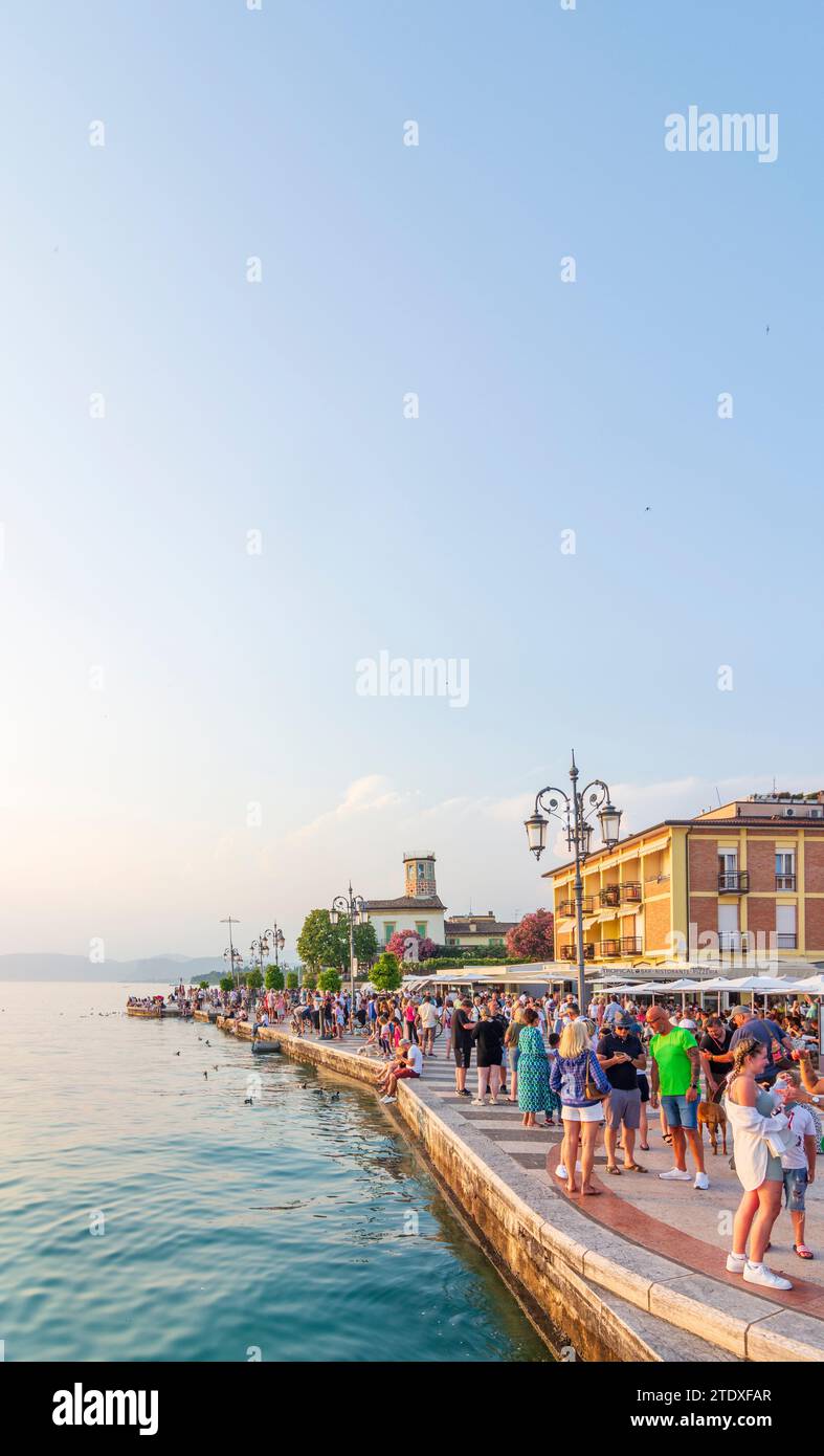 Lazise: Lago di Garda (Lake Garda), lakefront at sunset, many tourists ...