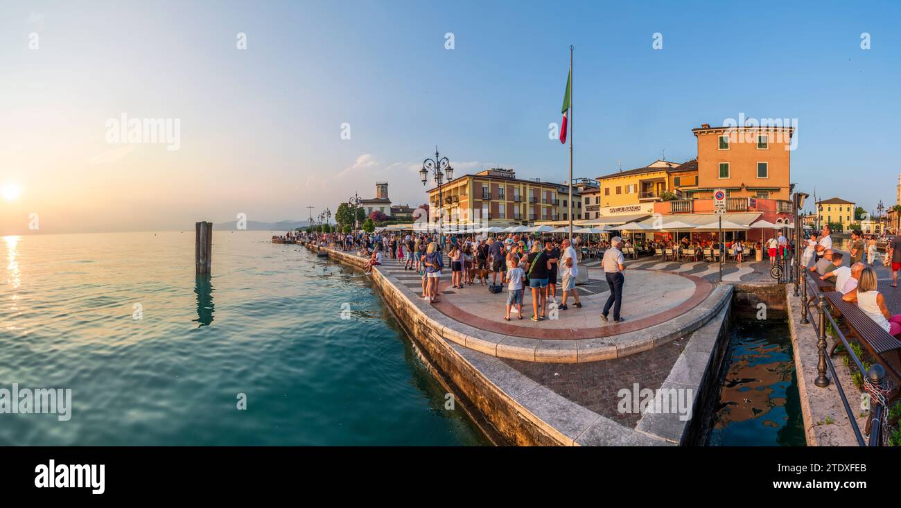 Lazise: Lago di Garda (Lake Garda), lakefront at sunset, many tourists ...