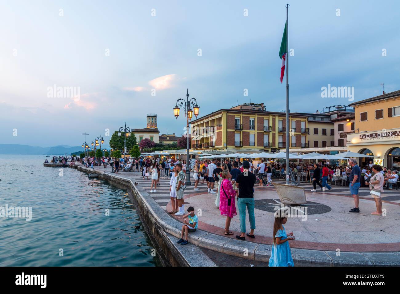 Lazise: Lago di Garda (Lake Garda), lakefront at sunset, many tourists ...