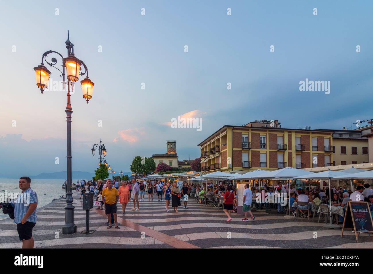 Lazise: Lago di Garda (Lake Garda), lakefront at sunset, many tourists ...